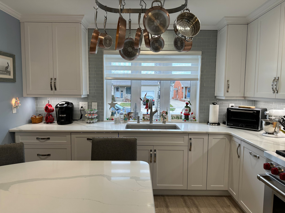 Showplace EVO Pendleton Kitchen in Simpli White- Perimeter, Hale Navy ...