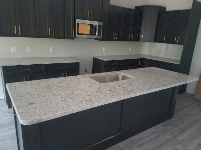 White G Granite Kitchen Countertops with Black Cabinets - Cuisine ...