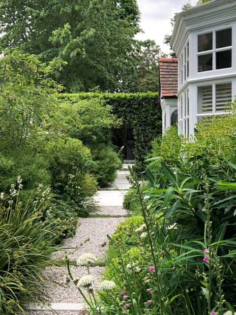 Garden Tour: A Tricky-shaped Garden Gains Order and Privacy | Houzz UK