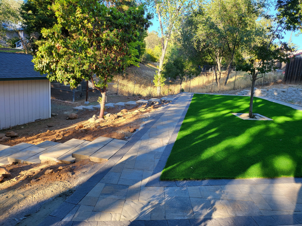 Arizona Platinum Spring Turf with Avalon Slate Pavers - Contemporary ...