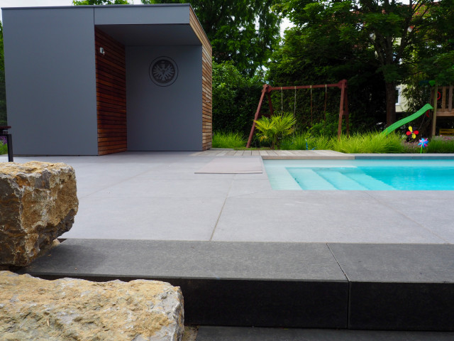 Stadtgarten mit POOL in Ebenen - Contemporary - Garden Shed and ...
