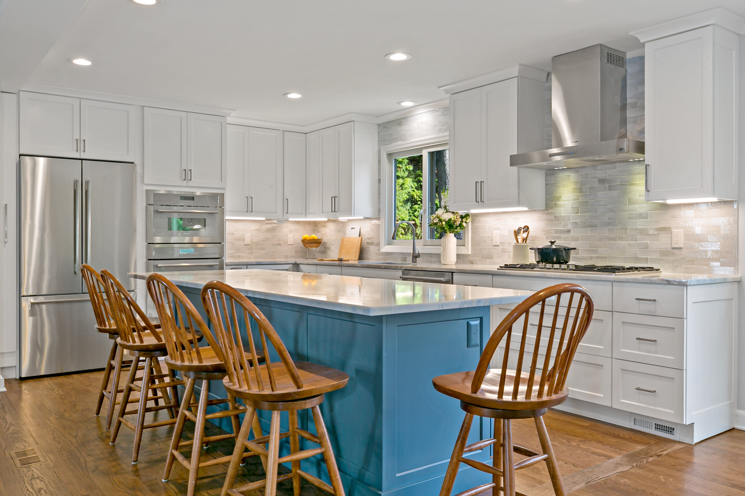4 Stylish New Kitchens With a Contrasting Island Color