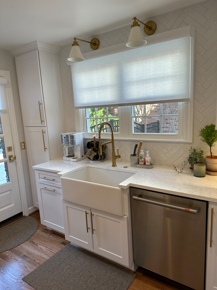 Showplace Framed Pendleton 275 Kitchen in Simpli White - Farmhouse ...