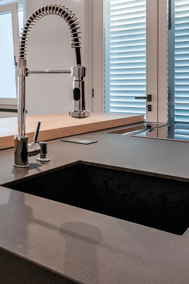 Calce Nero Laminam - Modern - Kitchen - Los Angeles - by Ollin Stone ...