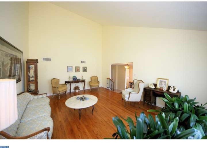 How to decorate living room with half vaulted ceiling