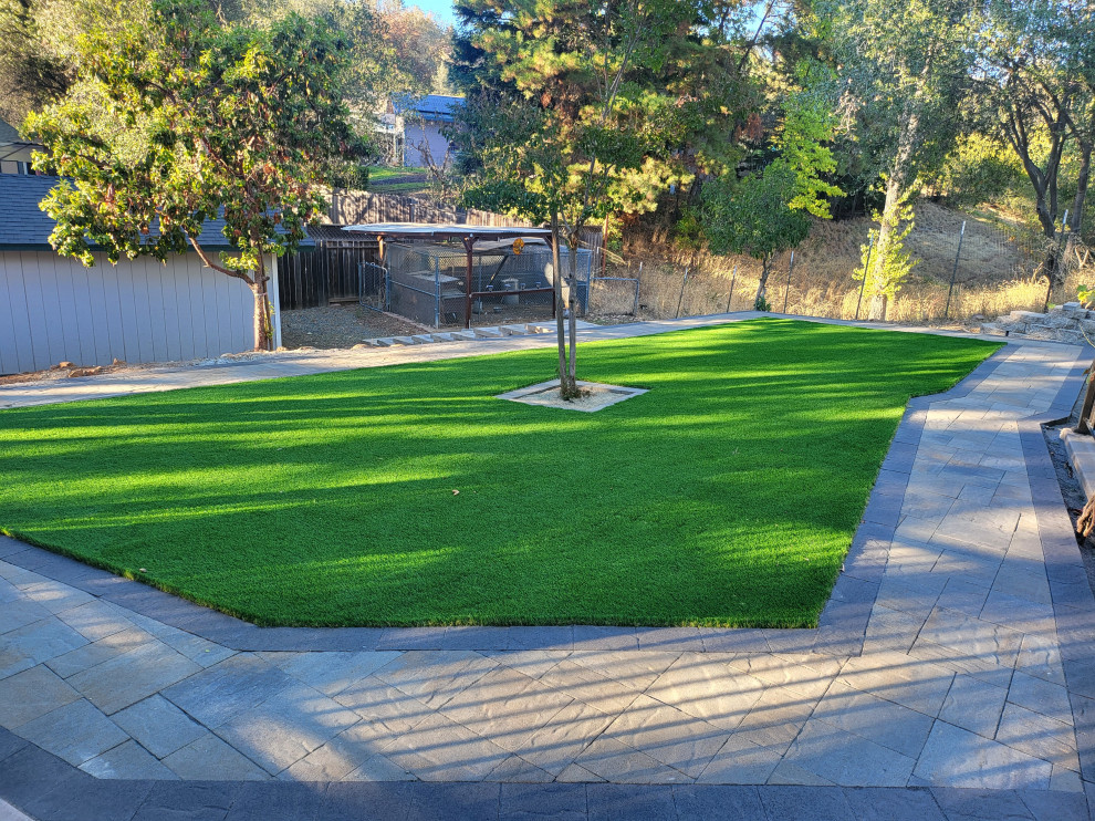 Arizona Platinum Spring Turf with Avalon Slate Pavers - Contemporary ...
