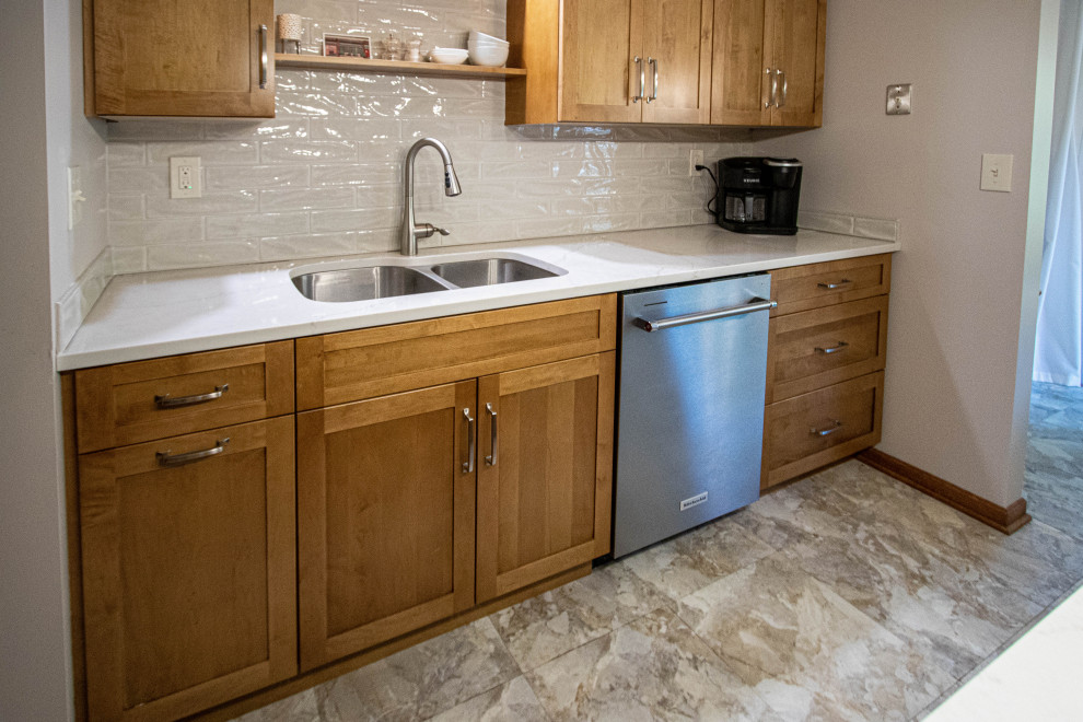 Toffee Stain Shaker Door Kitchen with Calacatta Valetin Quartz ...