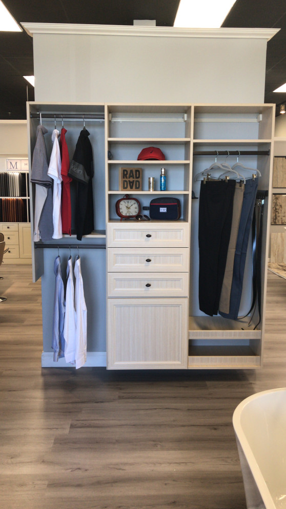 Luxurious Wood-Inspired Walk-In Closet for Compact Spaces - Wardrobe ...
