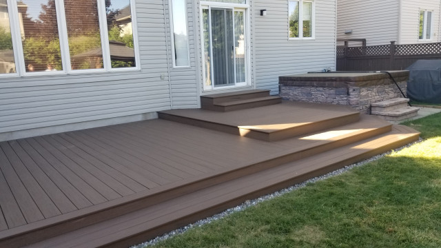 TimberTech Composite Deck - Dark Roast with Privacy Screen - Moderne ...