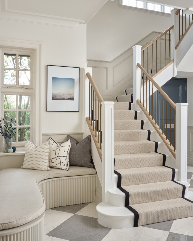 Entrance hall staircase with bench seat - Klassisch modern - Eingang ...