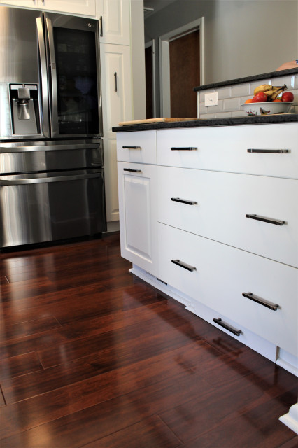 Showplace EVO Kitchen in Sierra Extra White w/ Slab Drawer Headers ...