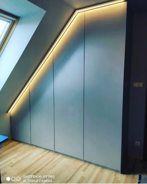 Slanted Sliding Doors - Moderne - Armoire et Dressing - Toronto - par ...