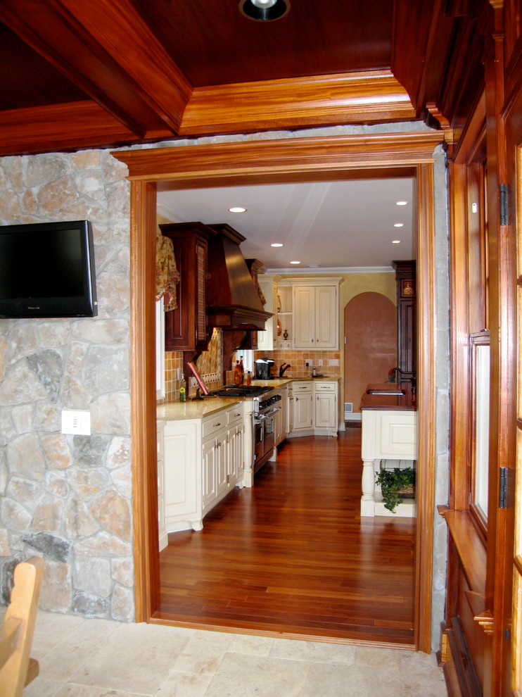 Woodipedia: Mahogany Furnishes a Rich Look