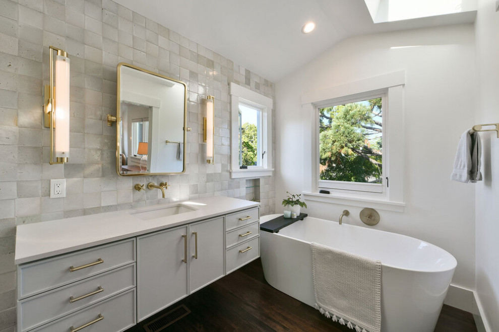 Elegant Floating Vanity with Skinny Shaker Doors - Salle de Bain - San ...