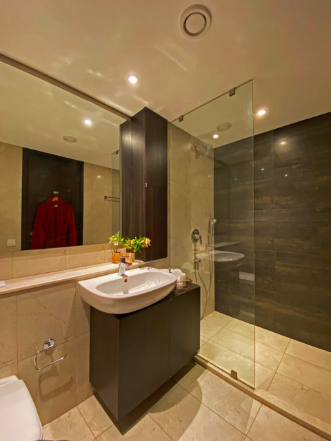 Panchshil Towers - Bathroom - Pune - by Duende Designs Pvt. Ltd. | Houzz