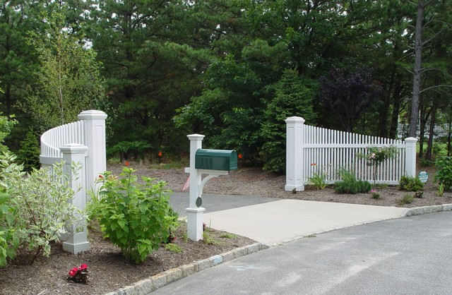 Distinctive Driveway Entrance Accents - Traditional - Landscape - New ...