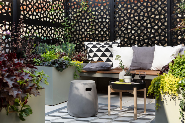 Garden Tour: A Tiny, L-shaped Space Becomes Practical and Chic | Houzz UK