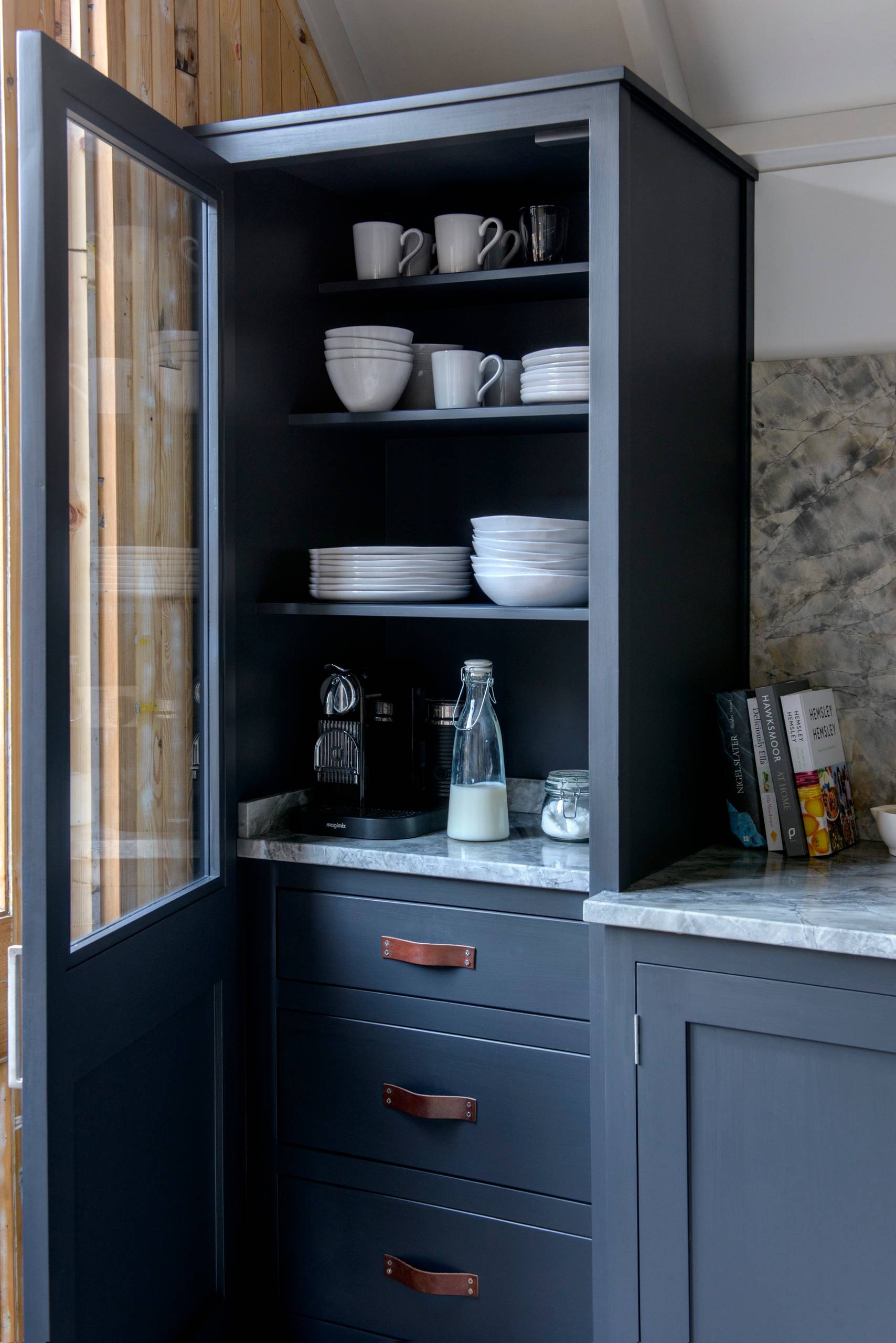 10 Ideas for Kitchen Cabinets that Sit on the Worktop | Houzz IE