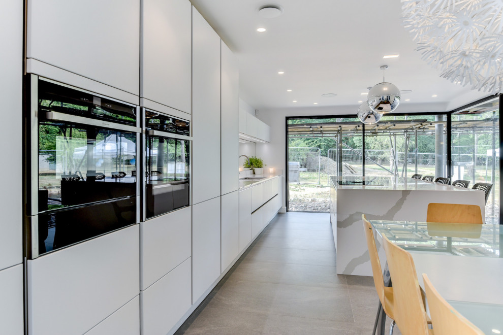 Ultramodern German Kitchen in Ewhurst, Surrey - Moderno - Cocina ...
