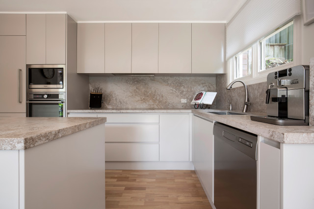 Kitchen with Caesarstone Excava Benchtop, Splashback and Island ...