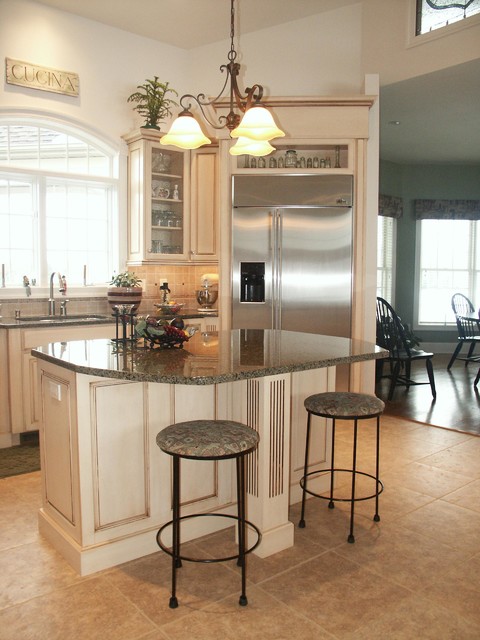 Large Family Kitchen for Multiple Chefs - Classique - Cuisine ...
