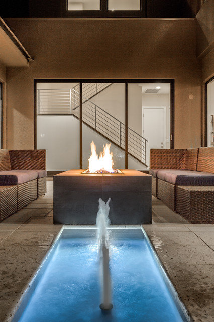 Geometric Pool with linear Fountain & Rim Flow Spa - Las Vegas - par ...