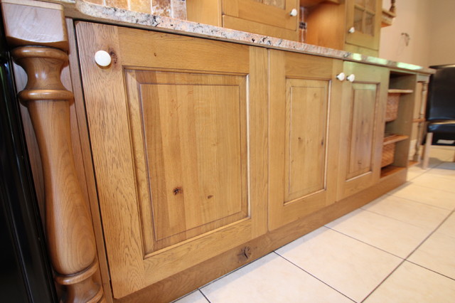 Large Rustic Pippy Oak Used Kitchen with Granite Worktops, Belfast Sink ...