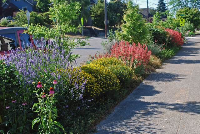 9 Gorgeous Sidewalk Garden Designs
