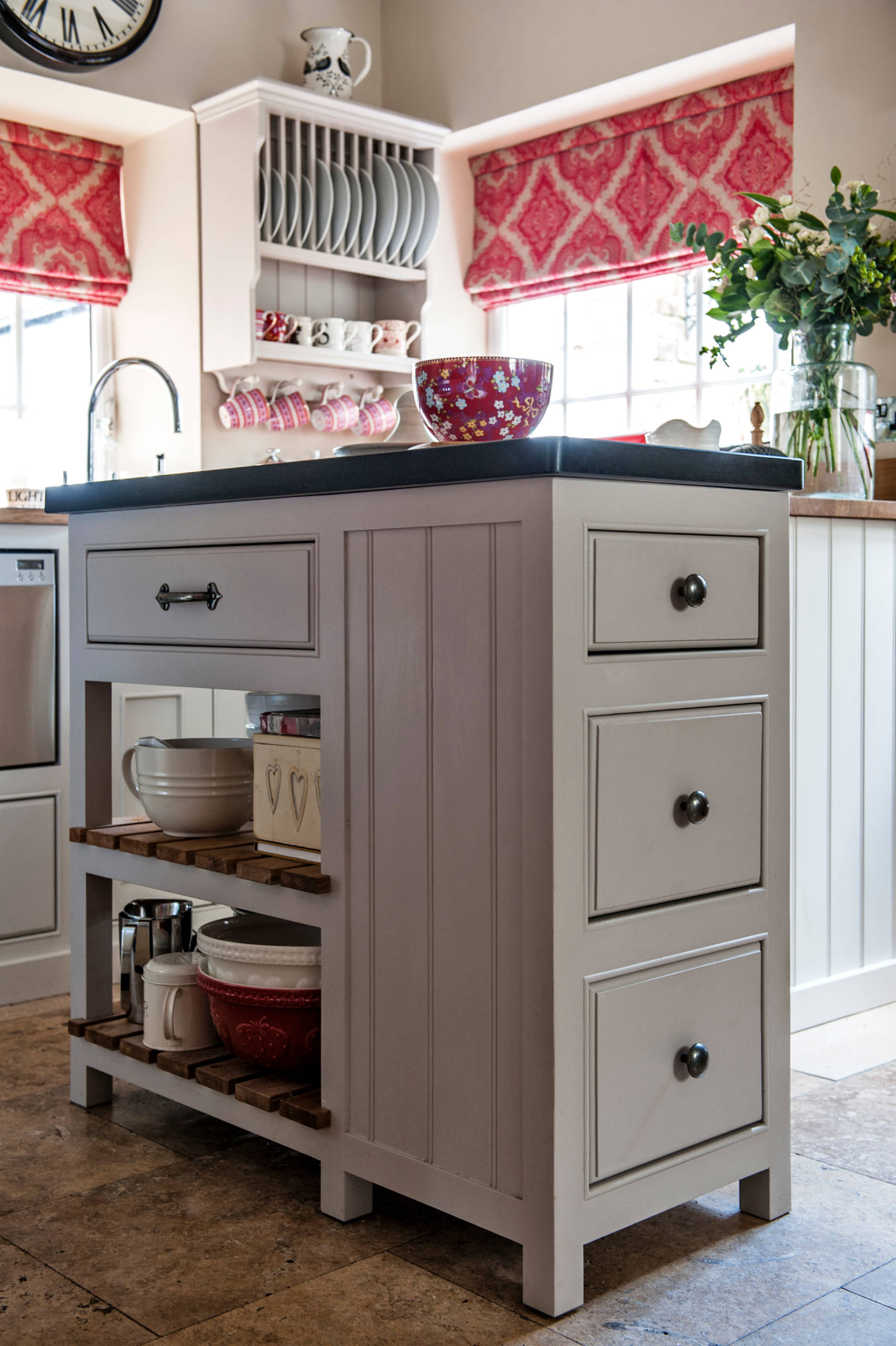 Kitchen Tour: A Clever Layout Maximises Space in a Small Kitchen | Houzz UK