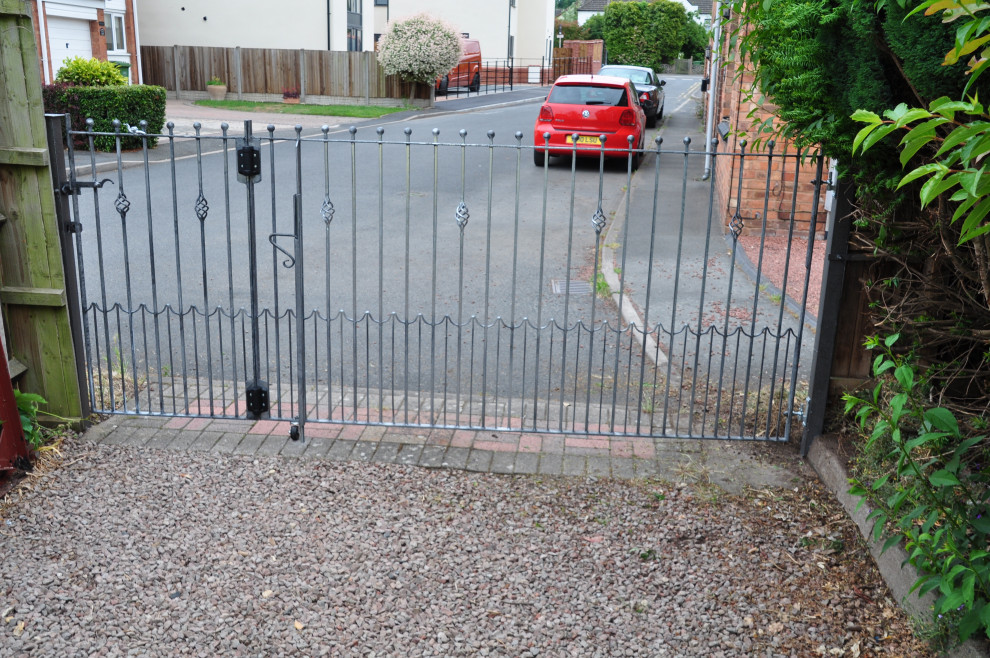 Driveway gate with built in self closing pedestrian gate - Classique ...
