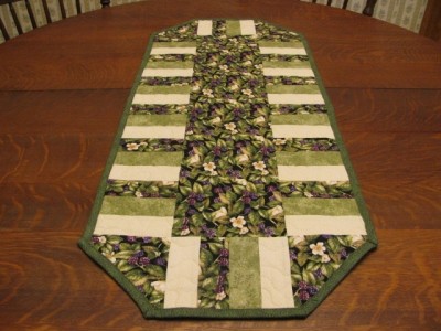 First try at stippling on a table runner