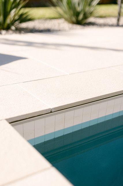 Vertical Subway Tile For Pool Coping - Contemporáneo - Piscina - Salt ...