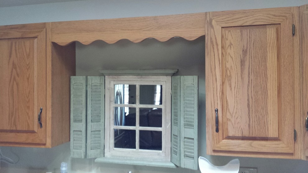 Country Kitchen 'wavy board' between cabinets