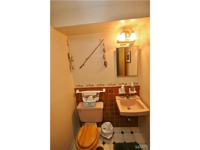 Need help with terrible half bath-DIY