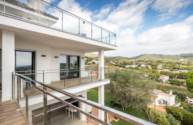 El amplio balcón que rodea la fachada de la Casa Telia - Moderne ...