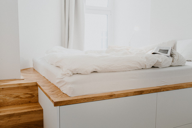 raffiniertes Podestbett mit Fischgrätparkett - Modern - Bedroom ...
