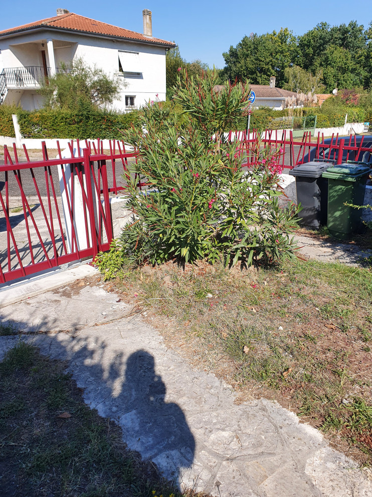 Clôture contemporaine destructurée à PESSAC - Contemporary - Landscape ...