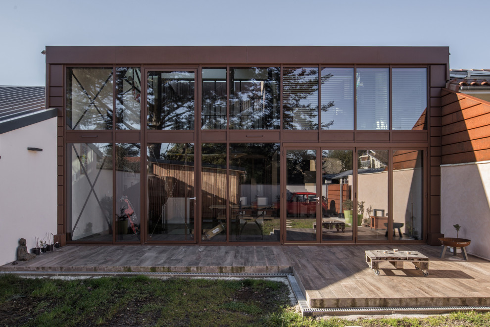 Transformation d'un hangar en maison de ville - Contemporary - Patio ...