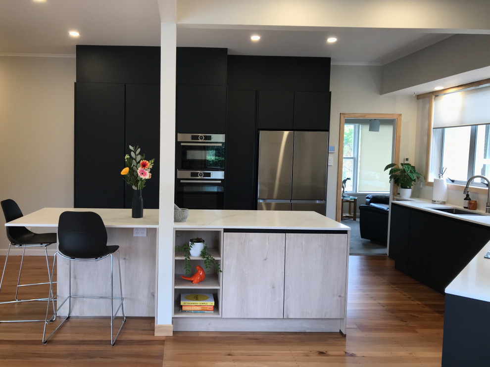 Modern Black and Timber Renovation of a 70's Hamilton Home - Modern ...