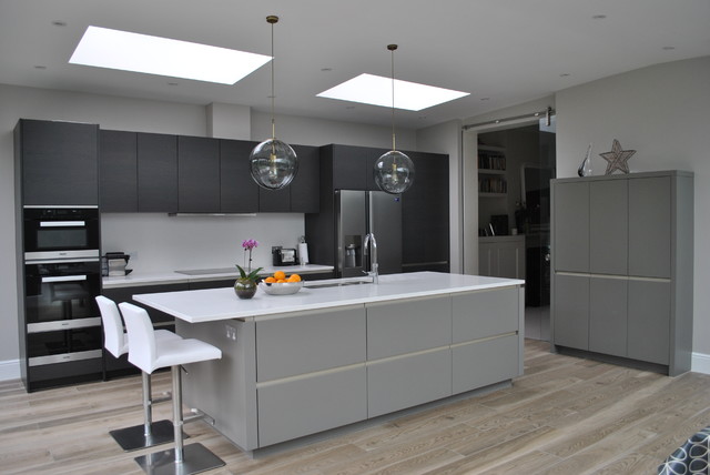 modern handless kitchen in dark wood and matt grey lacquer - Modern ...