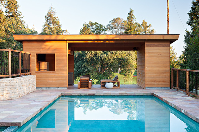 See a Fairway-Side Pool House That Goes With the Flow