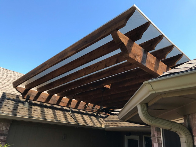 Innovative Shade Patio Using Skylift Pergola Technology - Contemporáneo ...