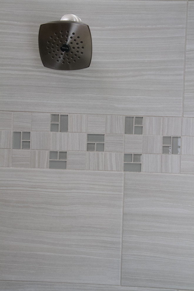 Strand by Campogalliano - linear stone look tile shower - Contemporain ...