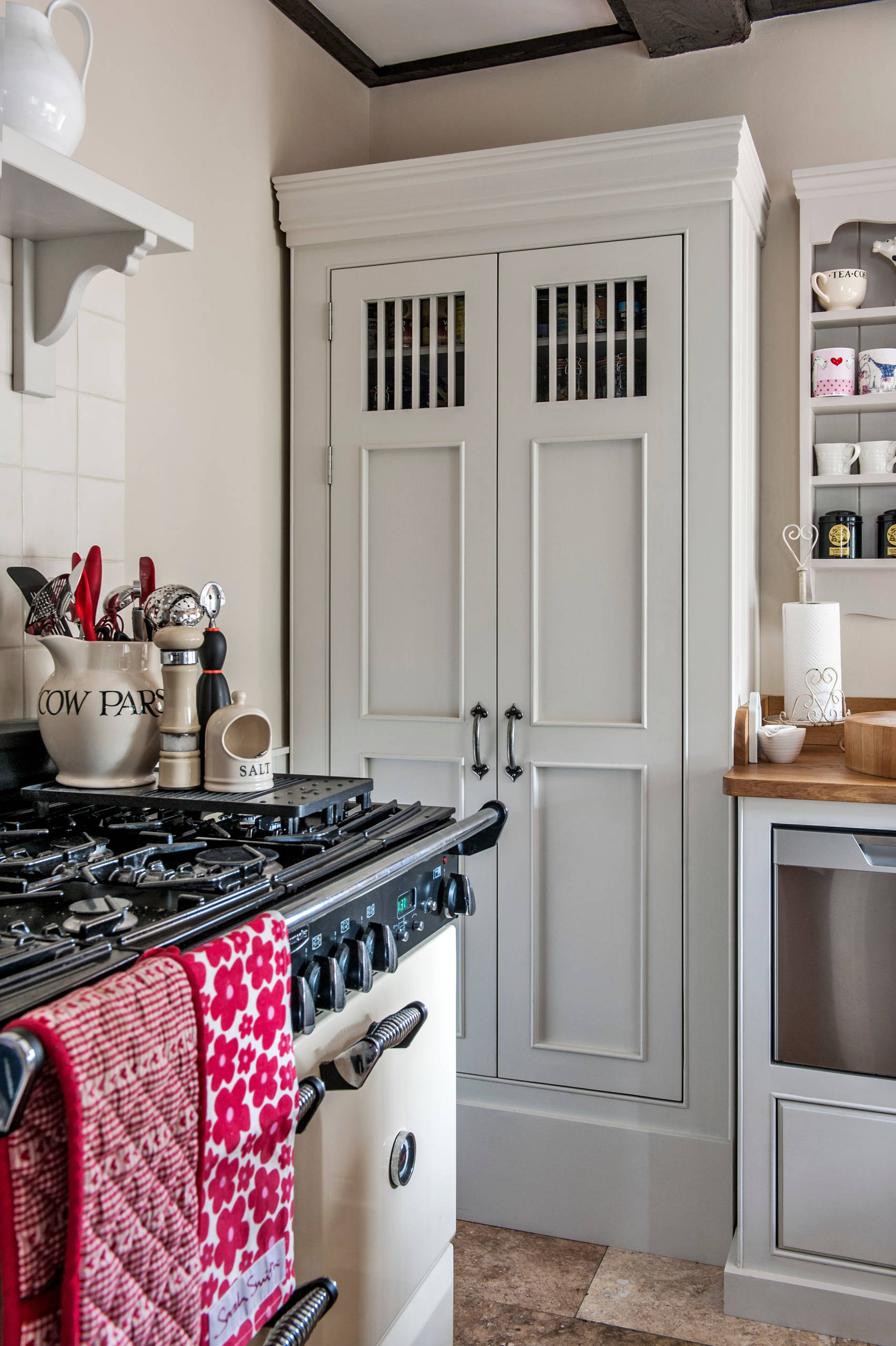 Kitchen Tour: A Clever Layout Maximises Space in a Small Kitchen | Houzz UK