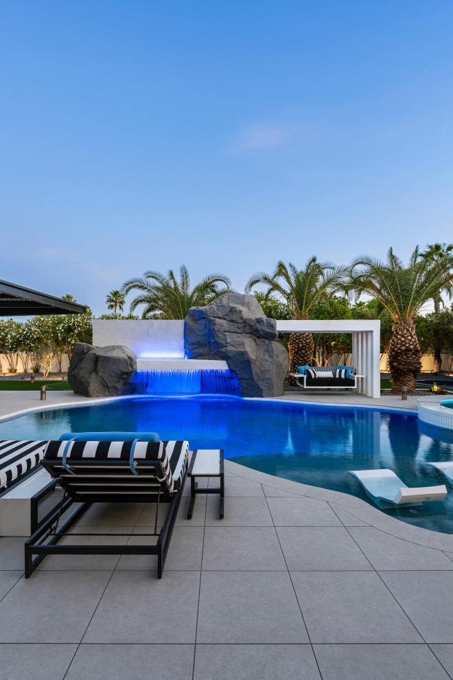 Contemporary Outdoor Escape in Scottsdale Spa, Outdoor Bar & Luxury ...