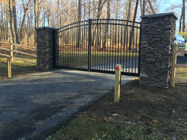 Estate gate with natural stone pillars - Rústico - Nueva York - de ...