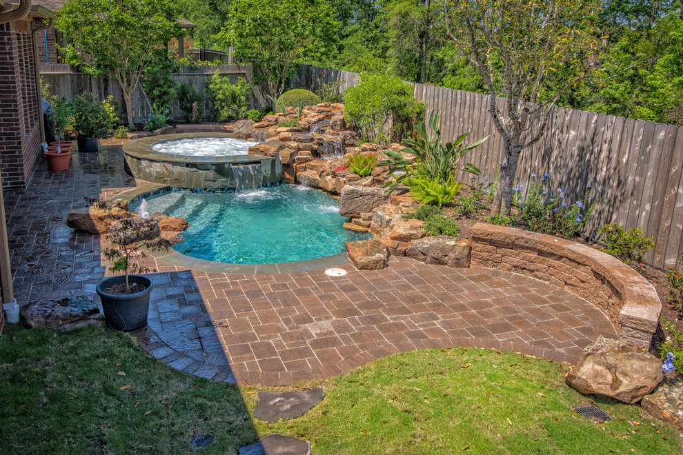 Suburban Courtyard Pool and Spa - Traditional - Pool - Houston - by ...