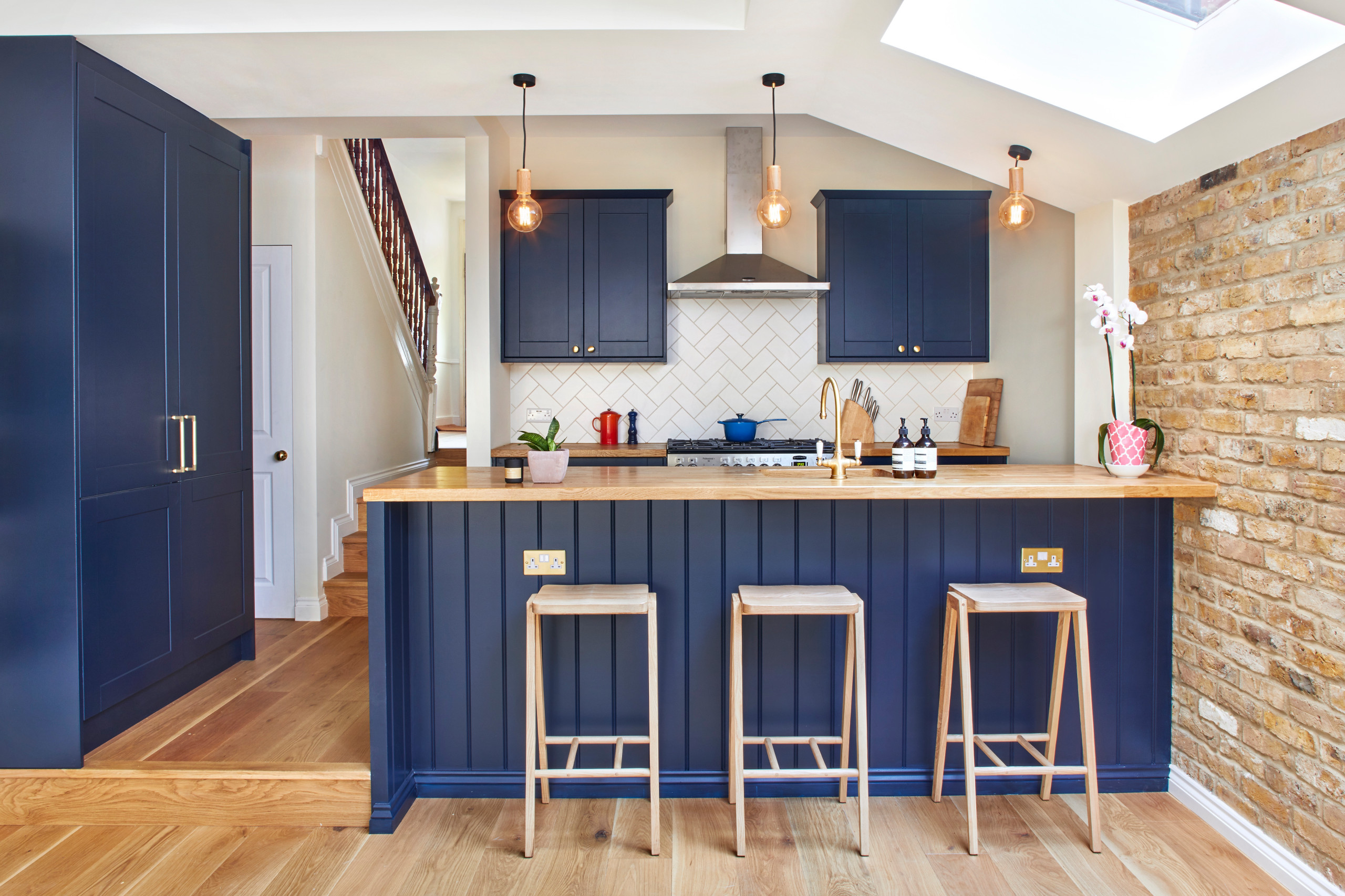 8 Flooring Ideas to Team With Your Dark Blue Kitchen | Houzz IE