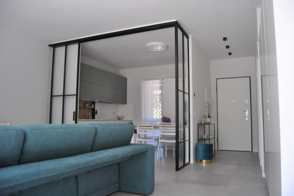 Vista della cucina dal soggiorno. Serramento a tutta altezza ad ante ...