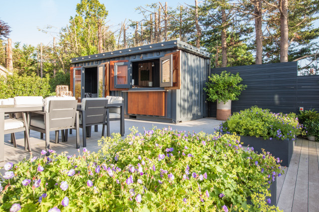 Garden Tour: A Shallow Plot Gains Depth and an Entertaining Space ...